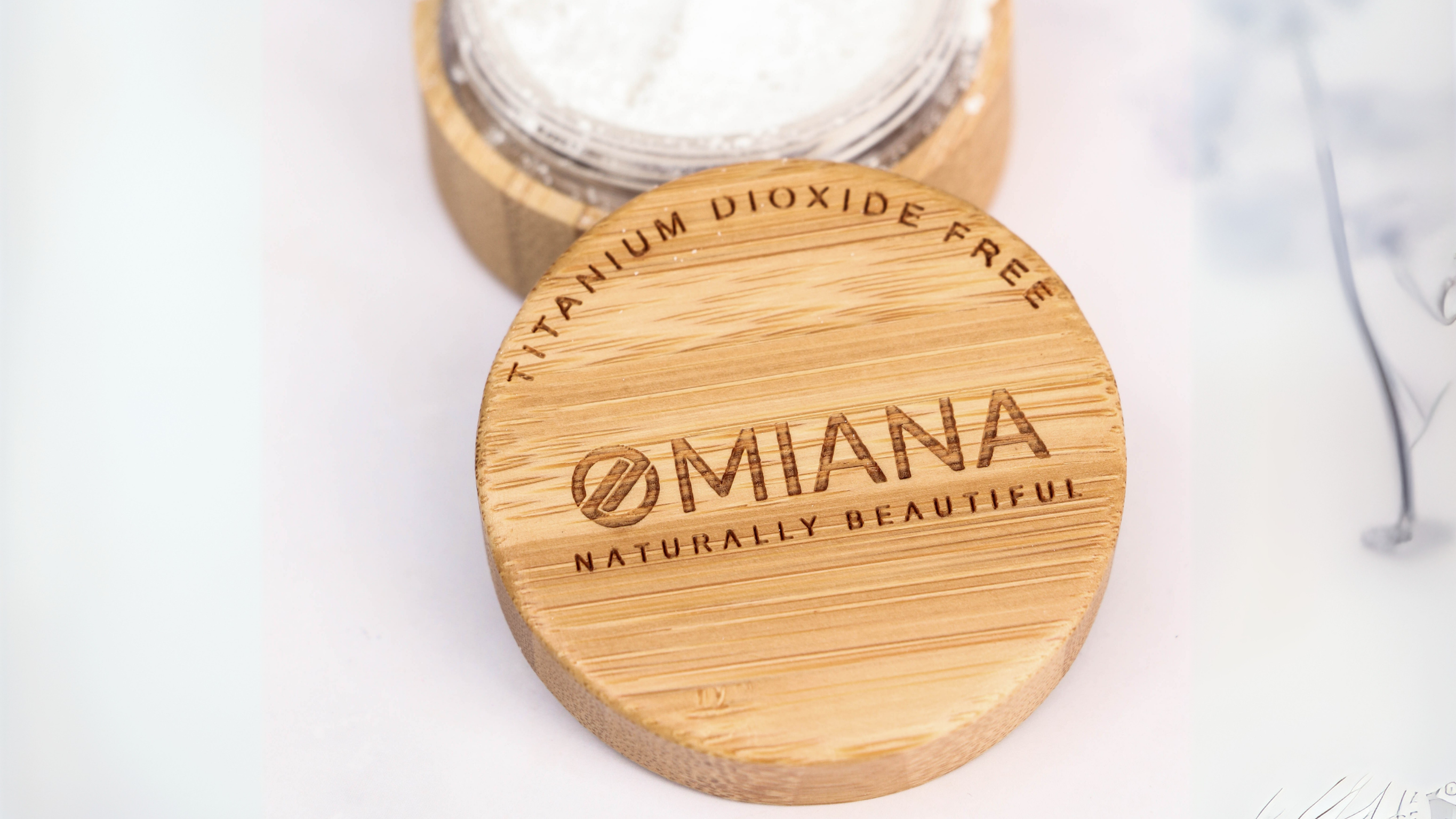 Polvos fijadores o velos minerales: potencia tu maquillaje – Omiana Beauty